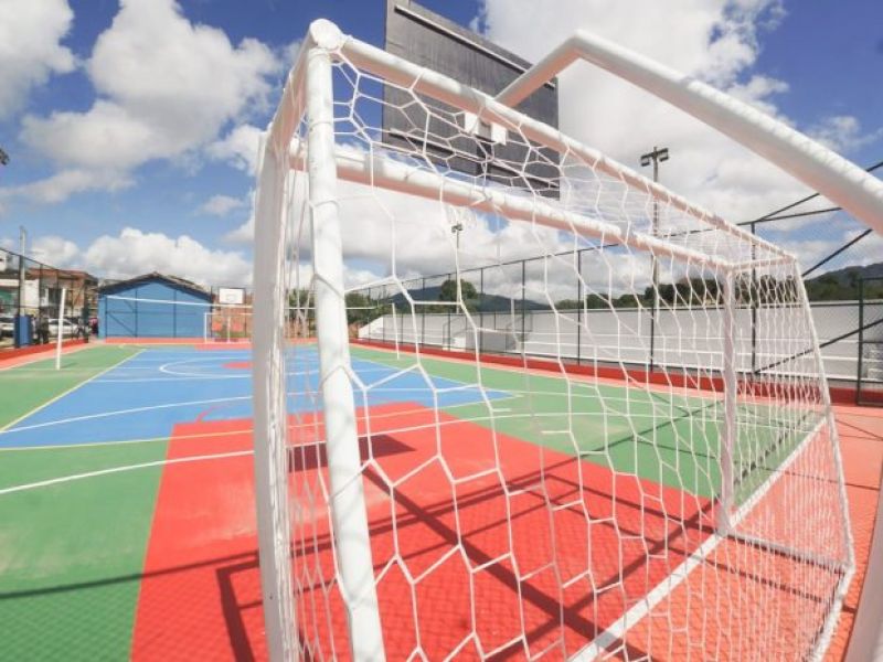 Campo e quadra poliesportiva são requalificados no Vale dos Rios ...